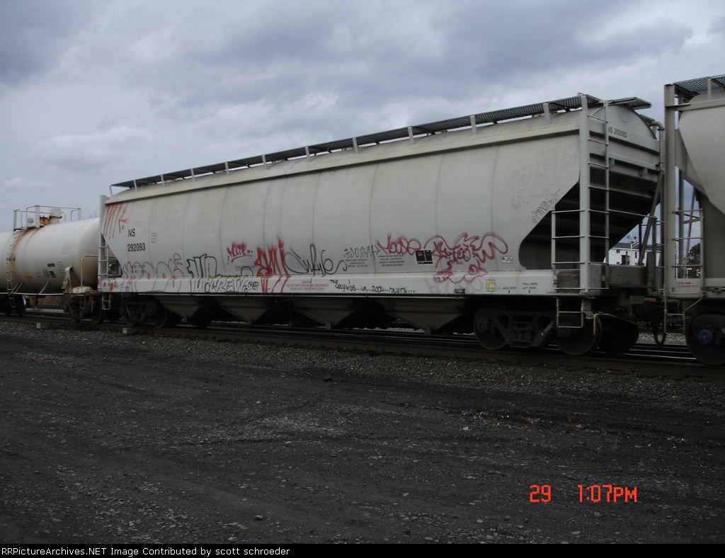 NS 292093 Covered Hopper & DOWX 3882 Tankcar EB